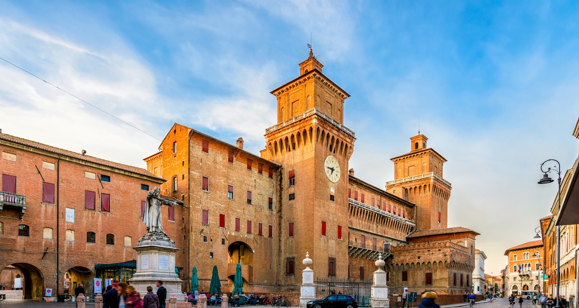Tour privato a piedi del centro storico di Ferrara | musement