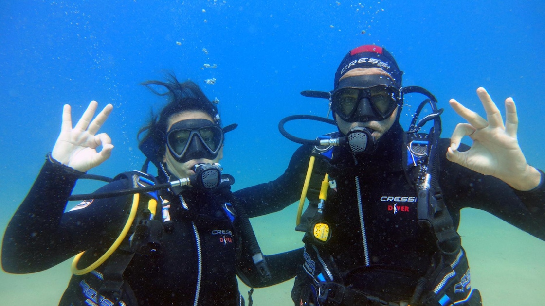 Beginner scuba diving class for couples in Costa Brava | musement