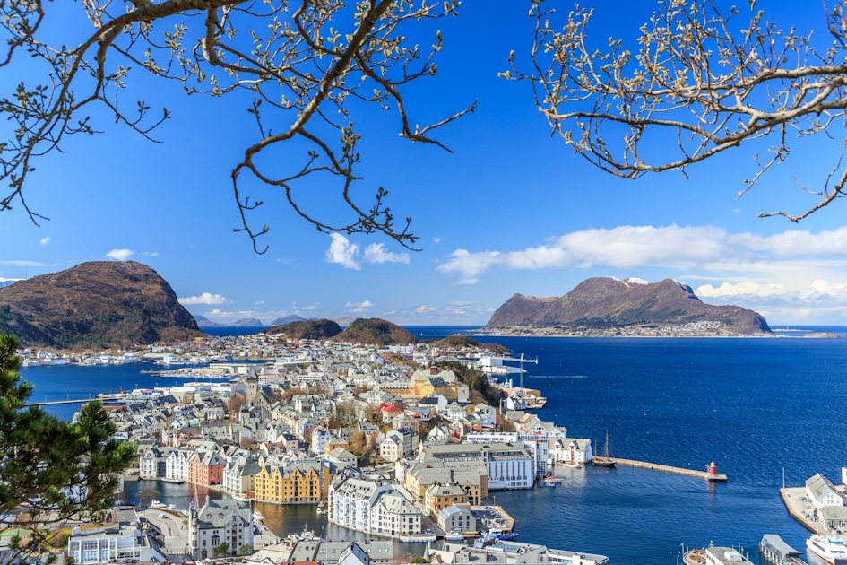 City Sightseeing hop-on hop-off bus tour of Ålesund | musement