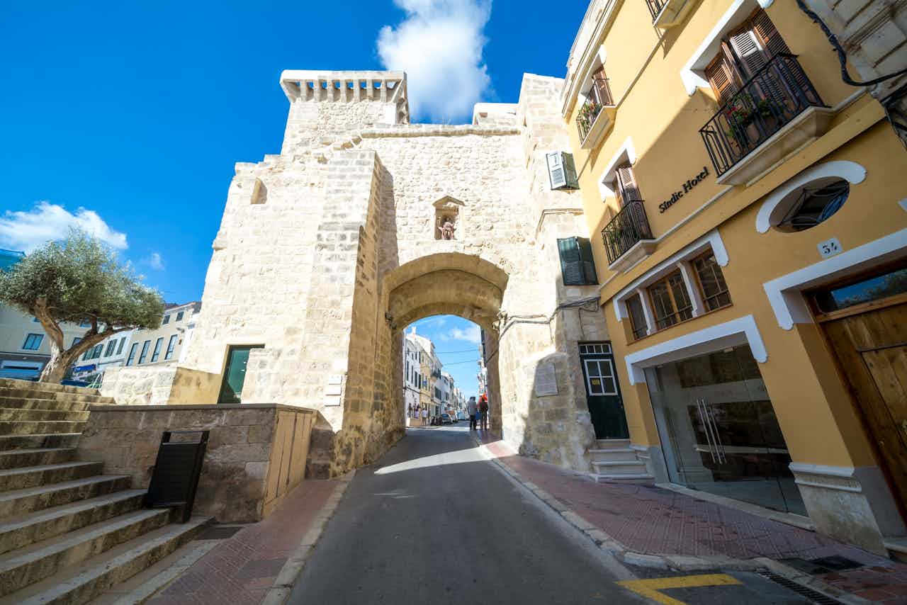 Mahon Harbour Boat Tour with Mahon Market and Gin Distillery | TUI