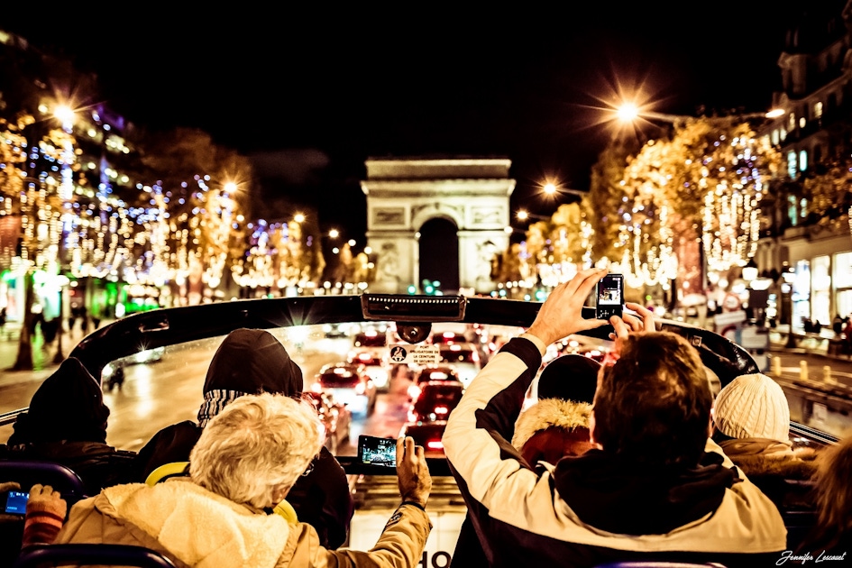 Christmas lights open-top bus tour in Paris | musement
