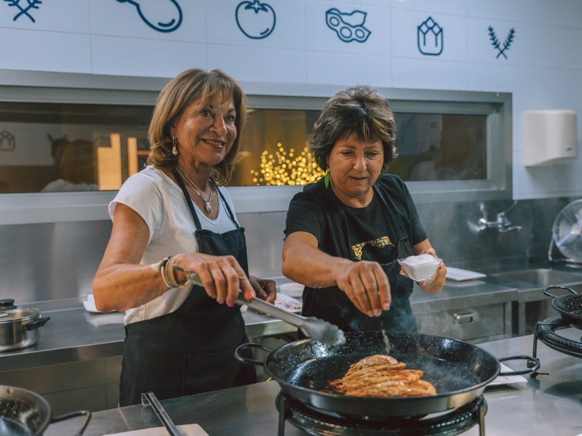Paella cooking class with central market tour | musement