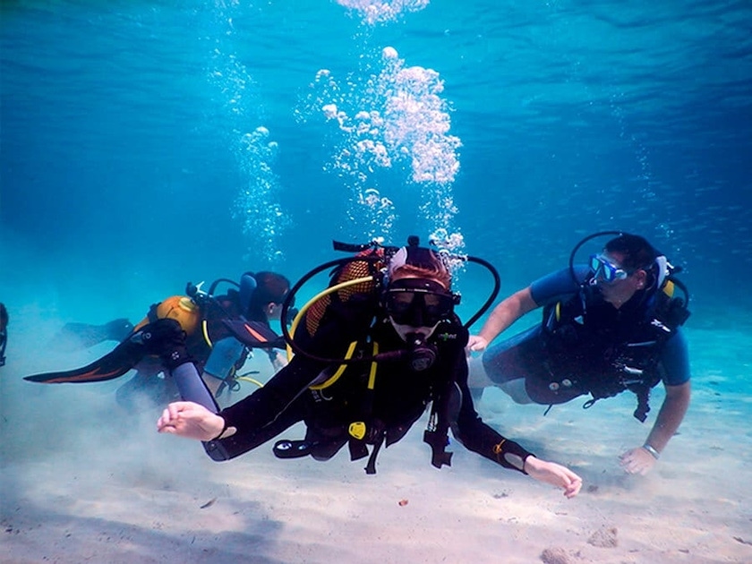 Beginner scuba diving session by speedboat with transfer | musement
